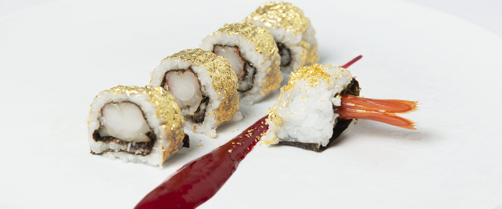 Ricetta Sushi Uramaki di gamberi, avocado con oro alimentare | Gold ...